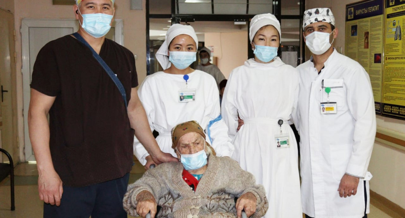 Алматы хирургтары 101 жастағы кейуанаға ота жасады